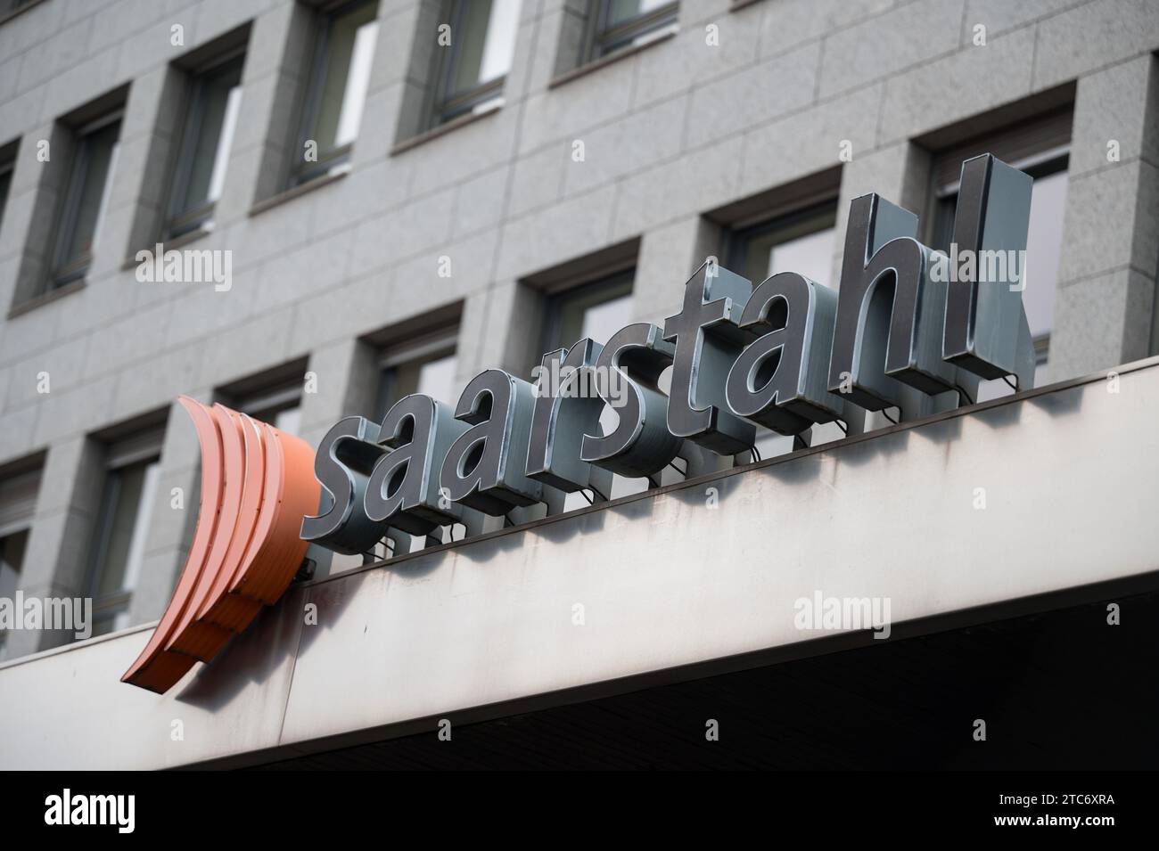 11 décembre 2023, Sarre, Völklingen : logo Saarstahl sur le bâtiment ...