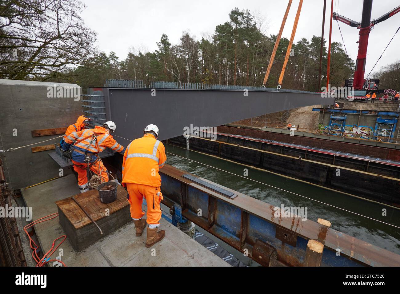 Berlin, Allemagne. 11 décembre 2023. Des poutres caissons en acier sont ...