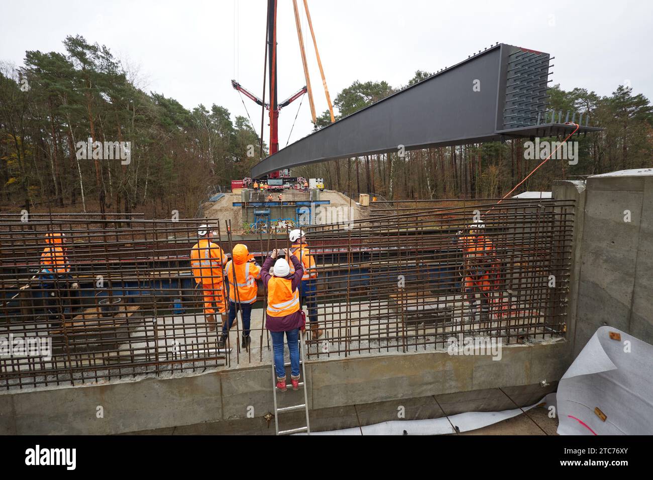 Berlin, Allemagne. 11 décembre 2023. Des poutres caissons en acier sont ...