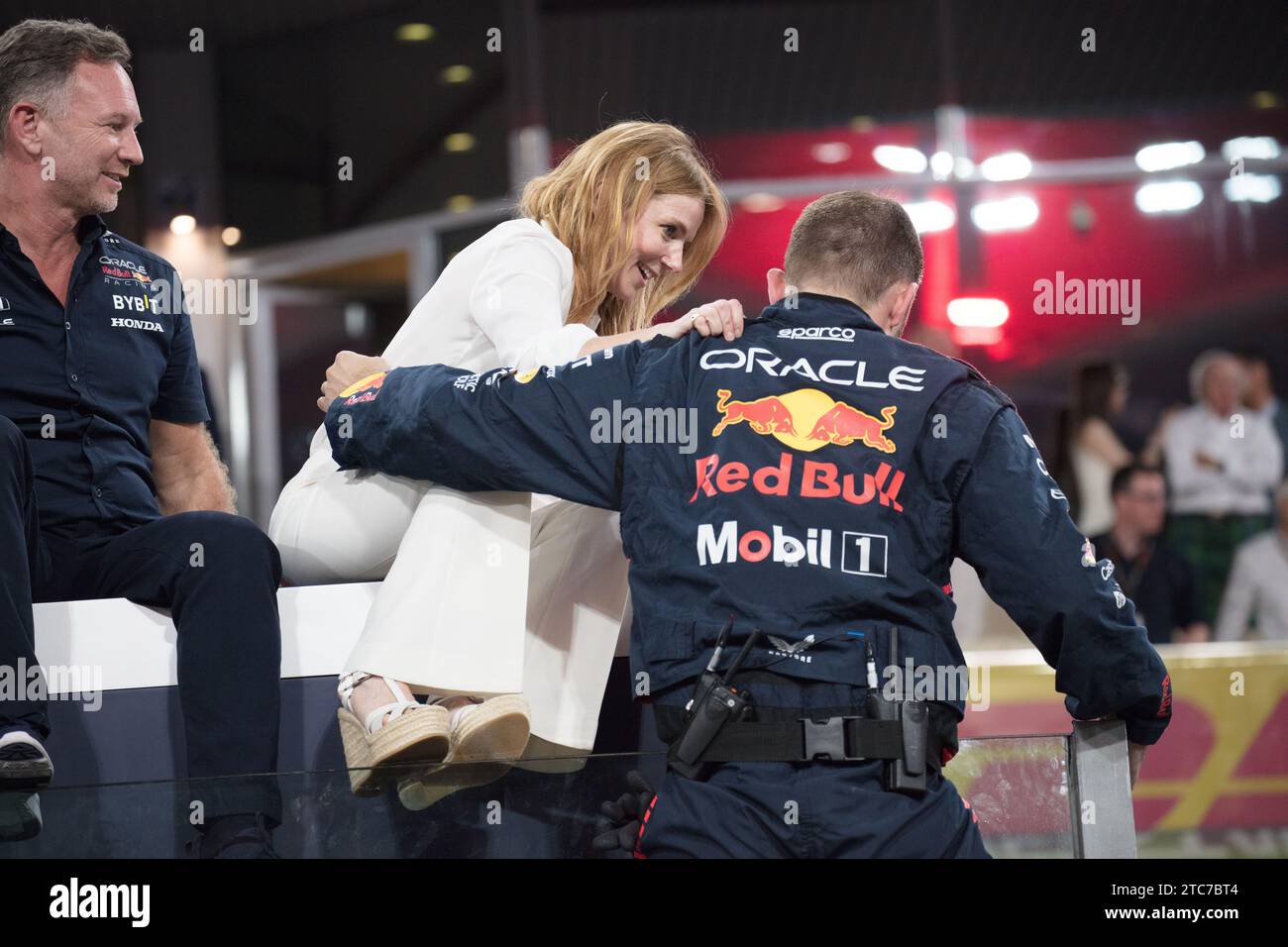 Geri Halliwell et Christian Horner descendent du côté de la piste pour ...