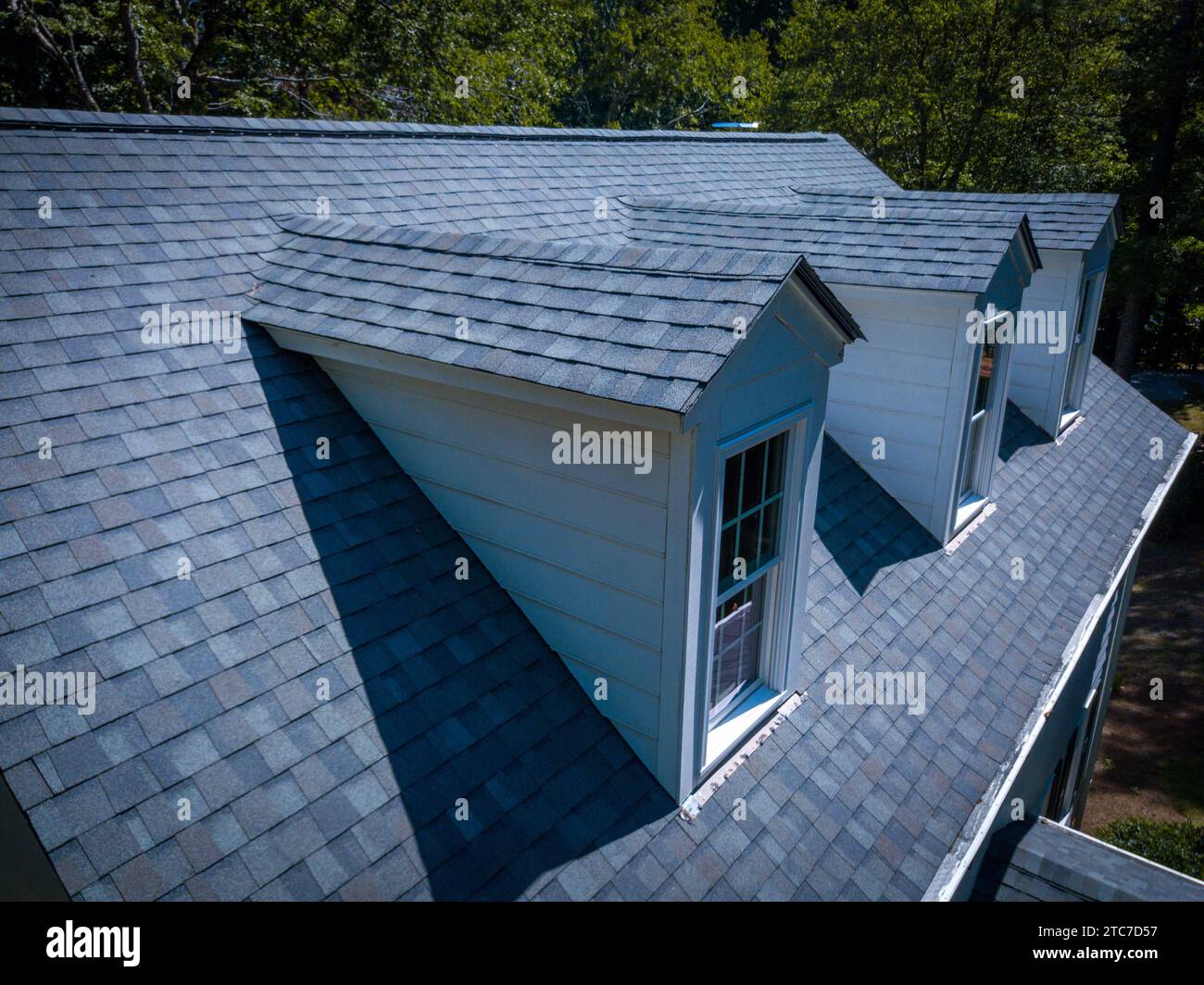 Photos par drone d'un toit résidentiel après un remplacement par des ...