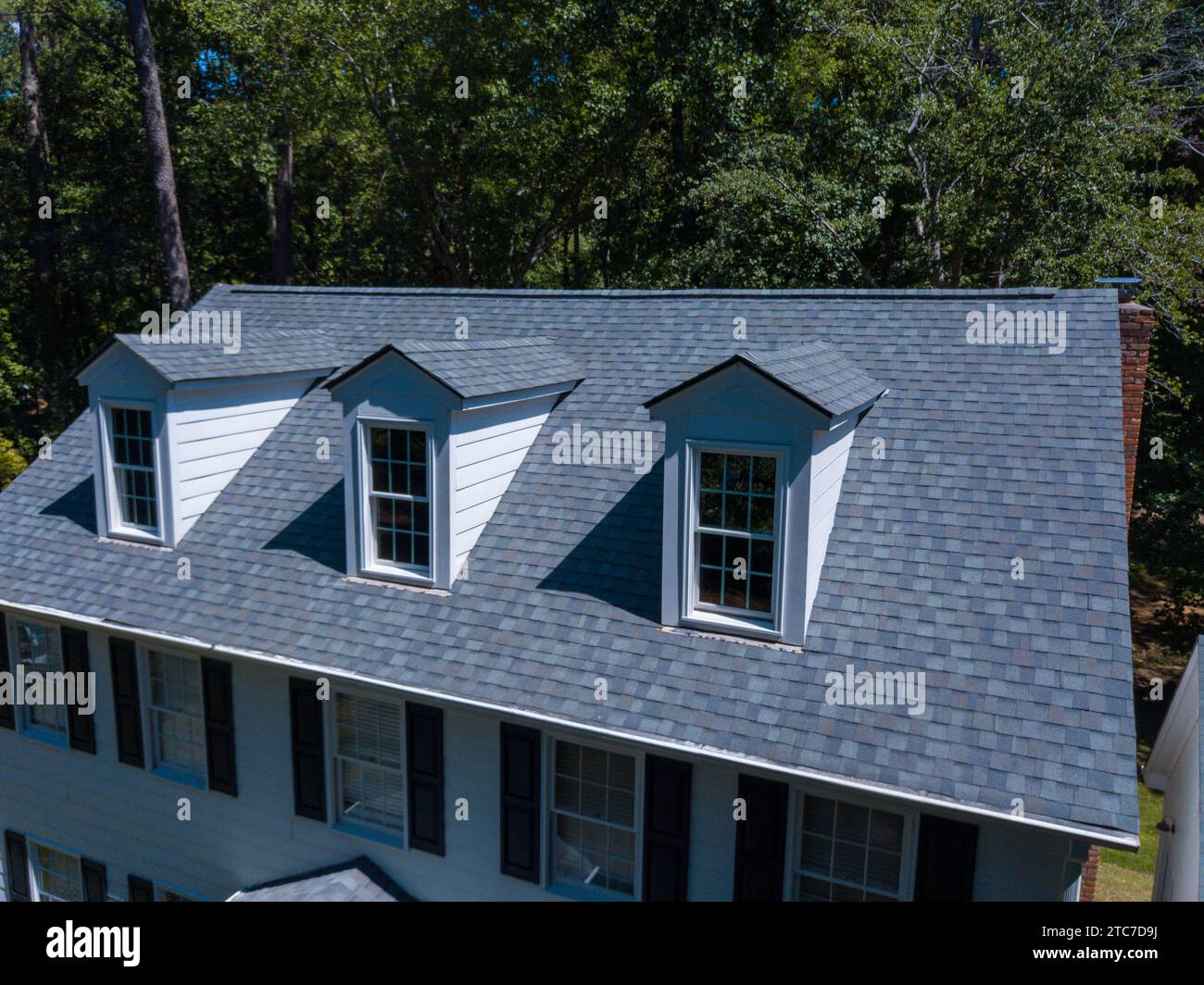 Photos par drone d'un toit résidentiel après un remplacement par des ...