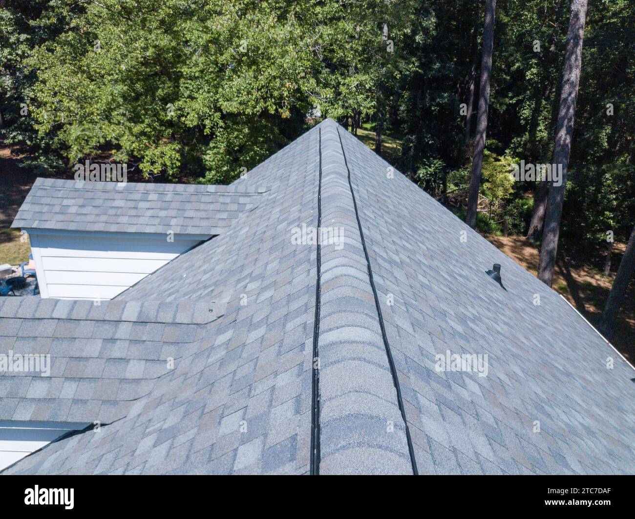 Photos par drone d'un toit résidentiel après un remplacement par des ...