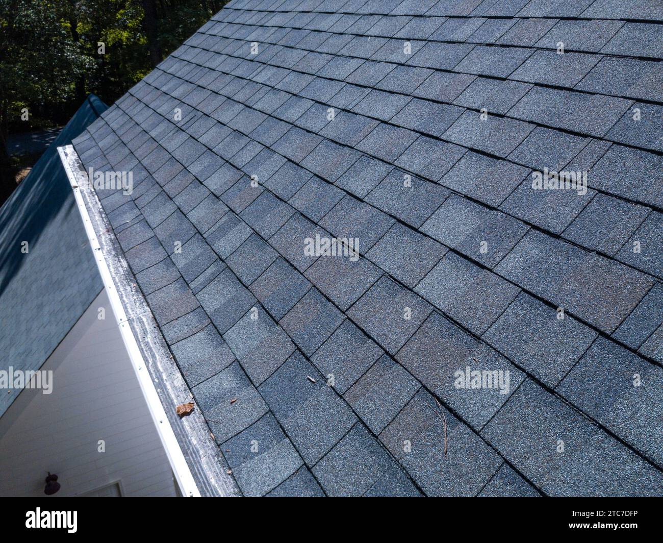 Photos par drone d'un toit résidentiel après un remplacement par des ...