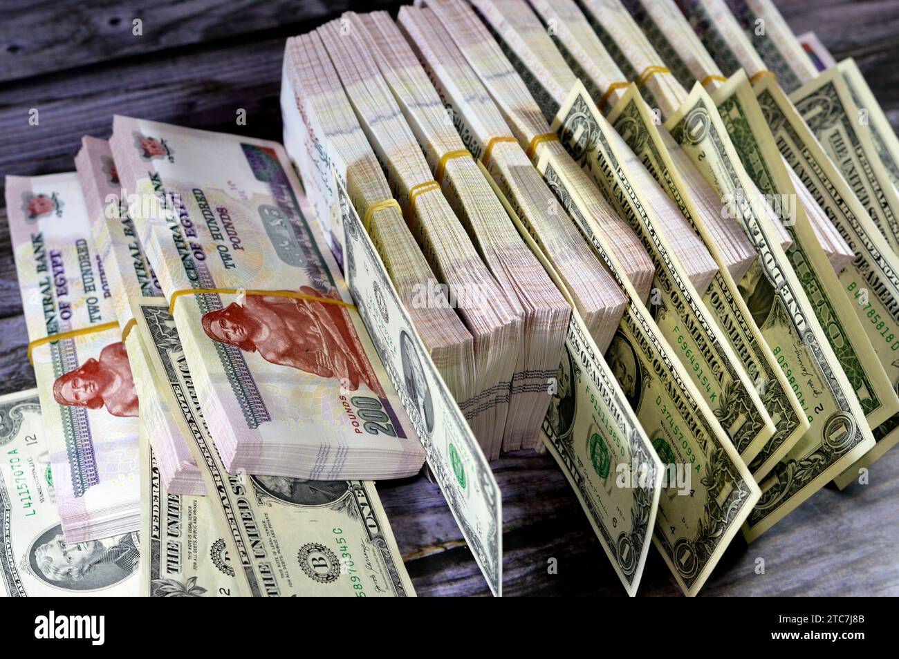 Piles et piles de l'argent égyptien milliers de livres billets de ...
