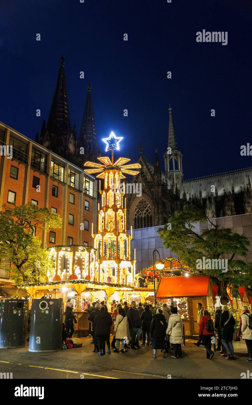 Grande pyramide de noël sur le marché de noël à la cathédrale, Cologne ...