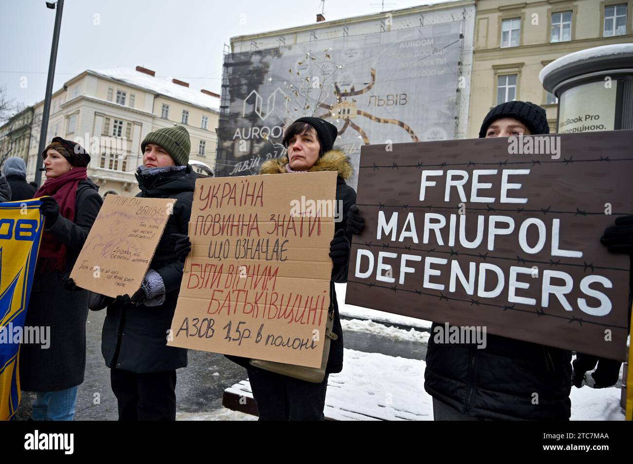 LVIV, UKRAINE - 10 DÉCEMBRE 2023 - des activistes placardent des ...