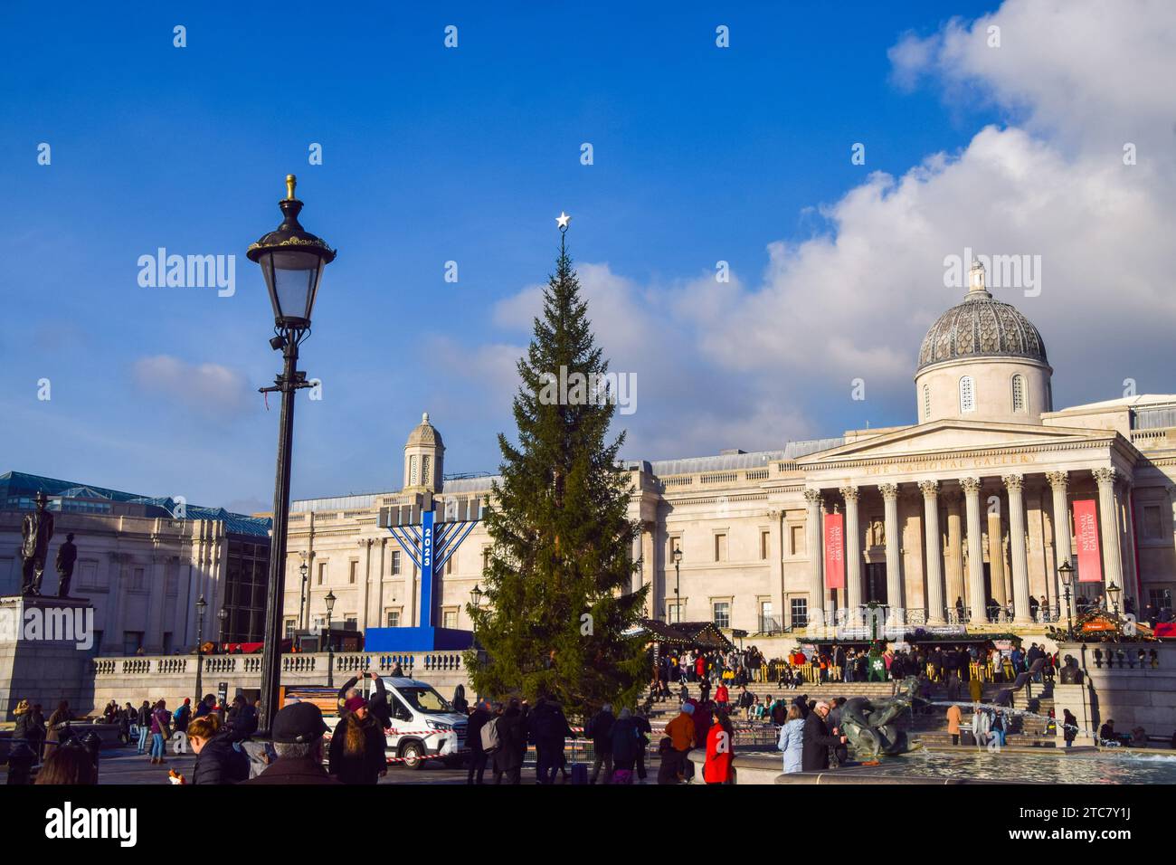 Londres, Royaume-Uni. 6 décembre 2023. Le sapin de Noël de cette année à Trafalgar Square ...