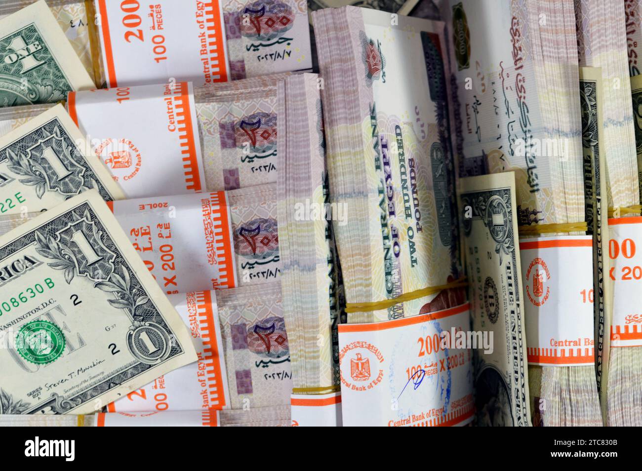 Piles et piles de l'argent égyptien milliers de livres billets de ...