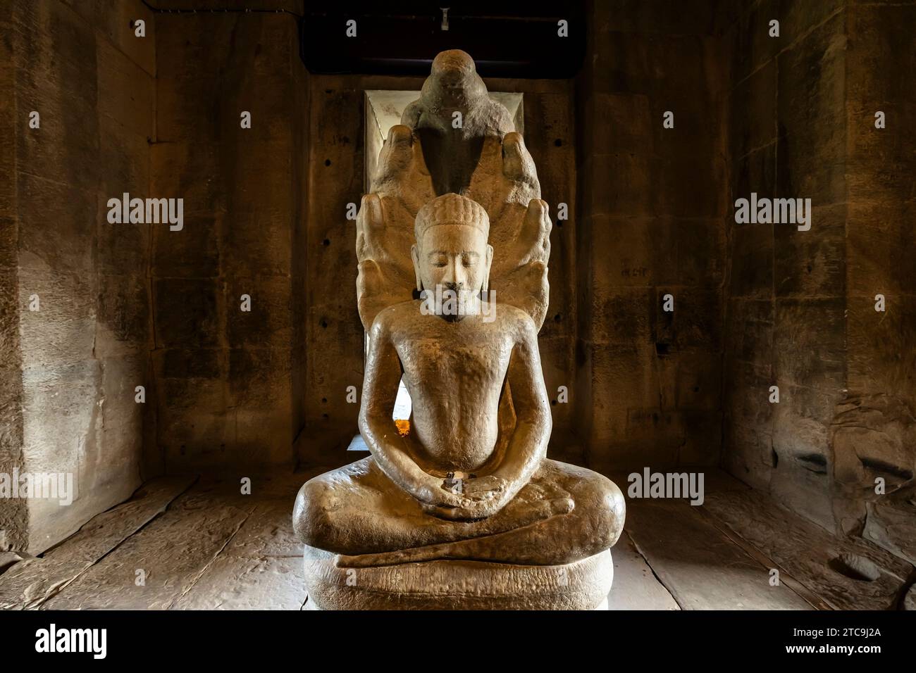 Parc historique de Phimai, statue de Bouddha assis sur le serpent Naga ...