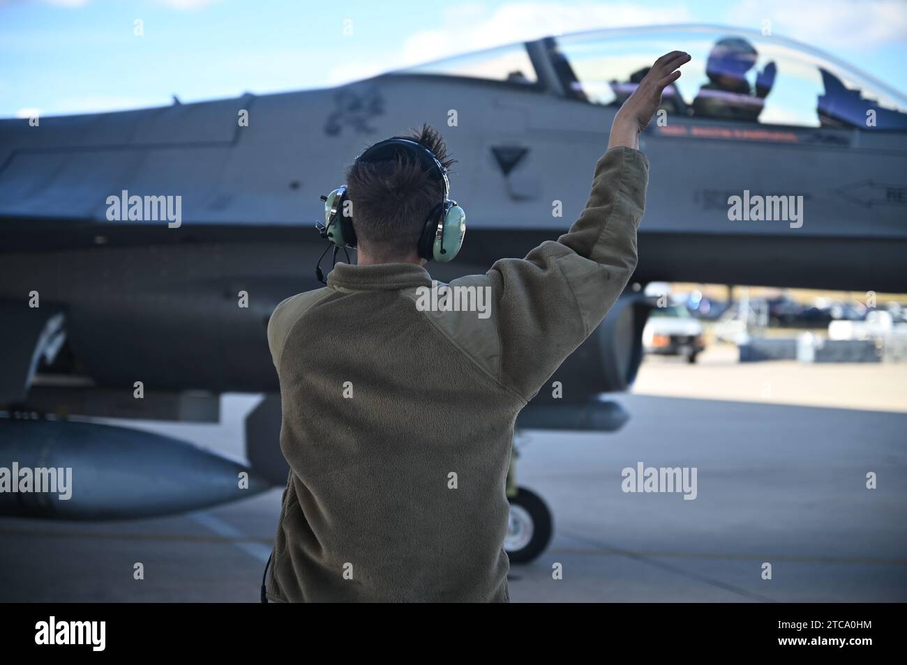 L'aviateur de l'US Air Force 1st Class Niko Durnan, chef d'équipage du ...