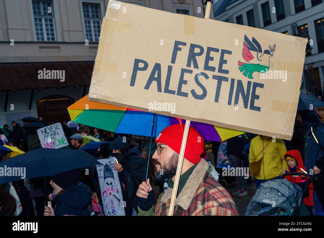 Manifestation anti-israélienne à Varsovie, les participants ont des ...