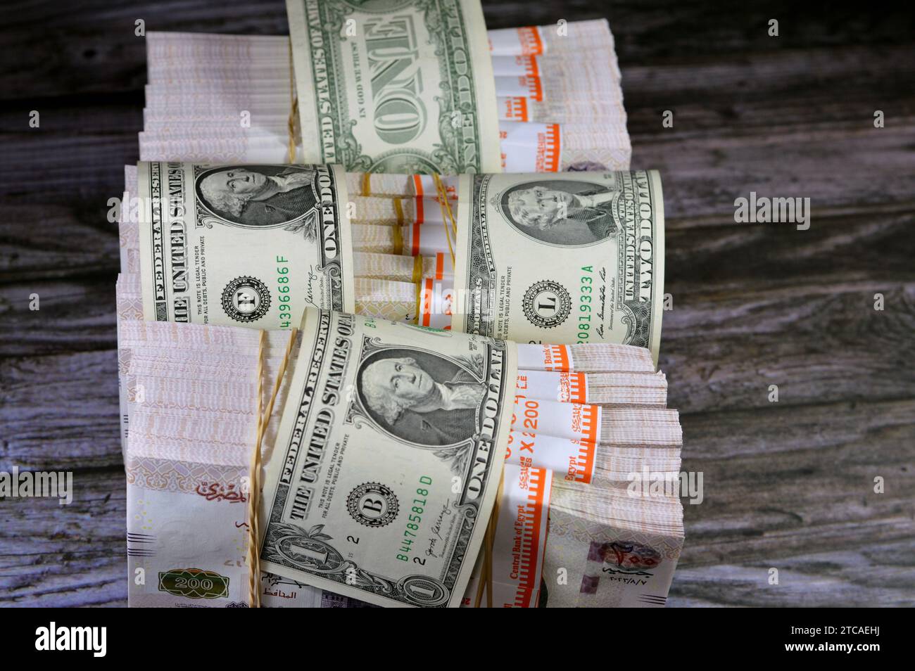 Piles et piles de l'argent égyptien milliers de livres billets de ...