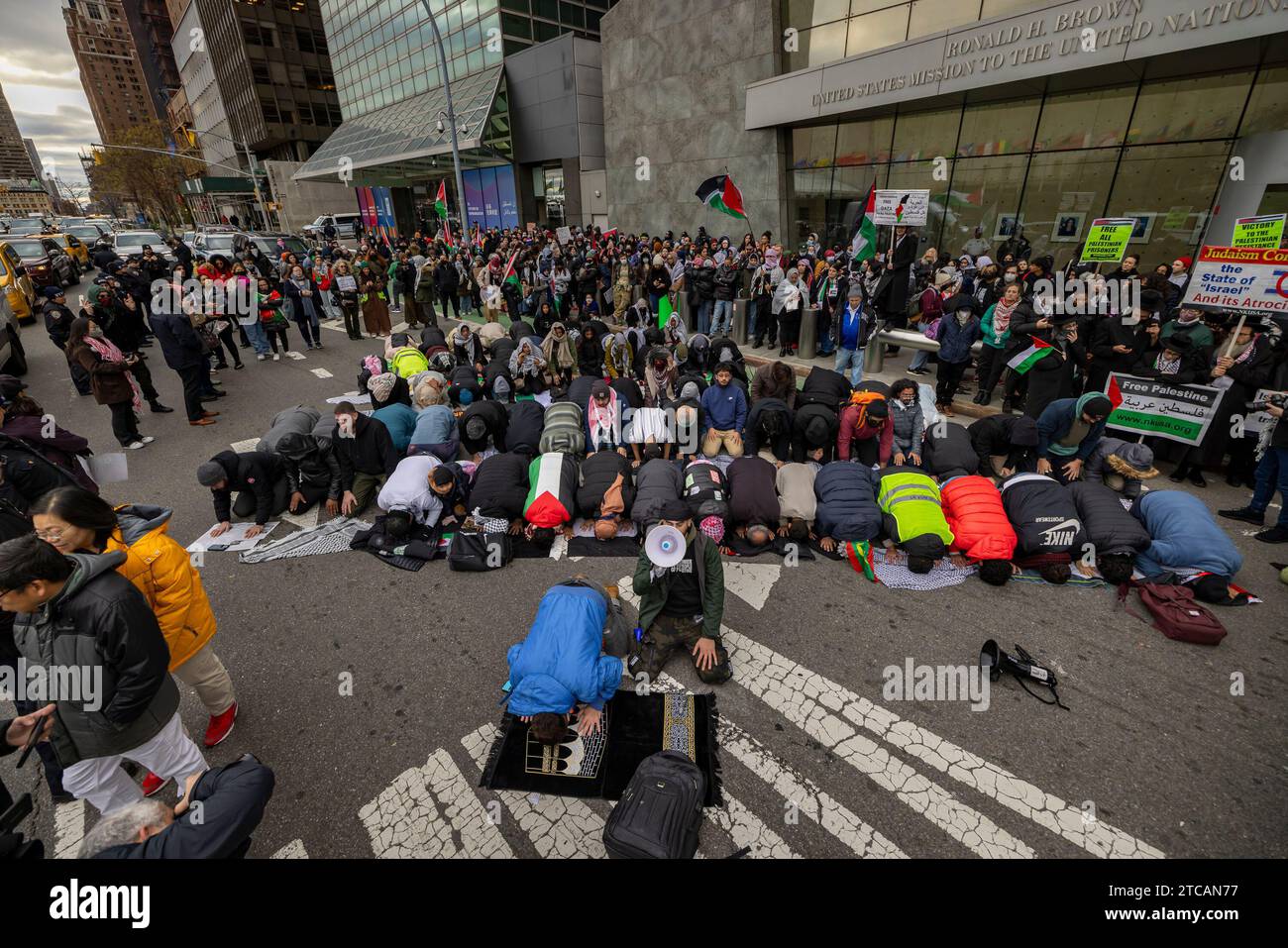 NEW YORK, NEW YORK - DÉCEMBRE 11 : des manifestants pro-palestiniens ...