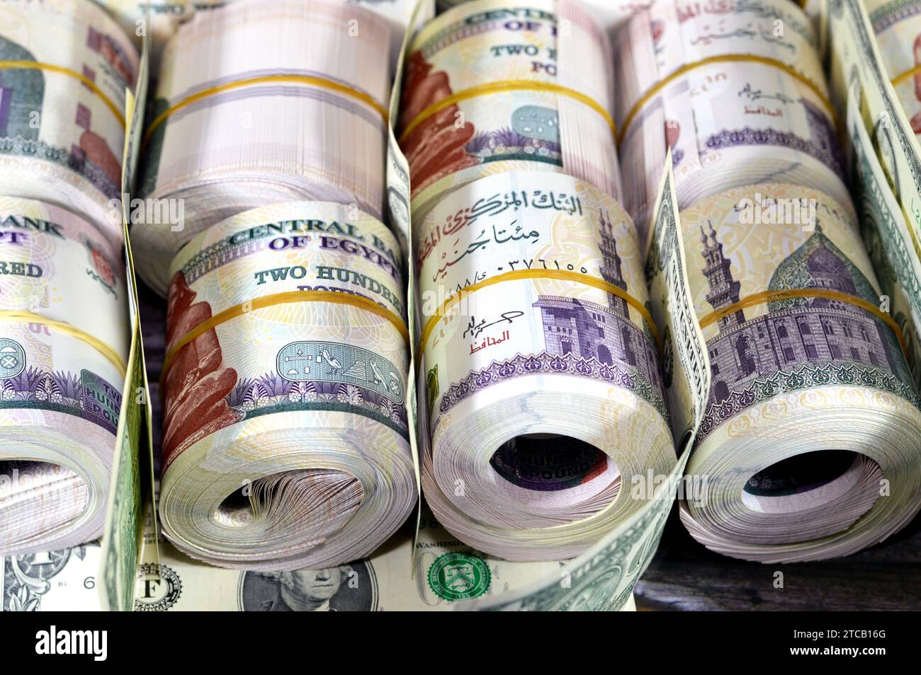 Piles et paquets de l'argent égyptien milliers de livres billets de ...