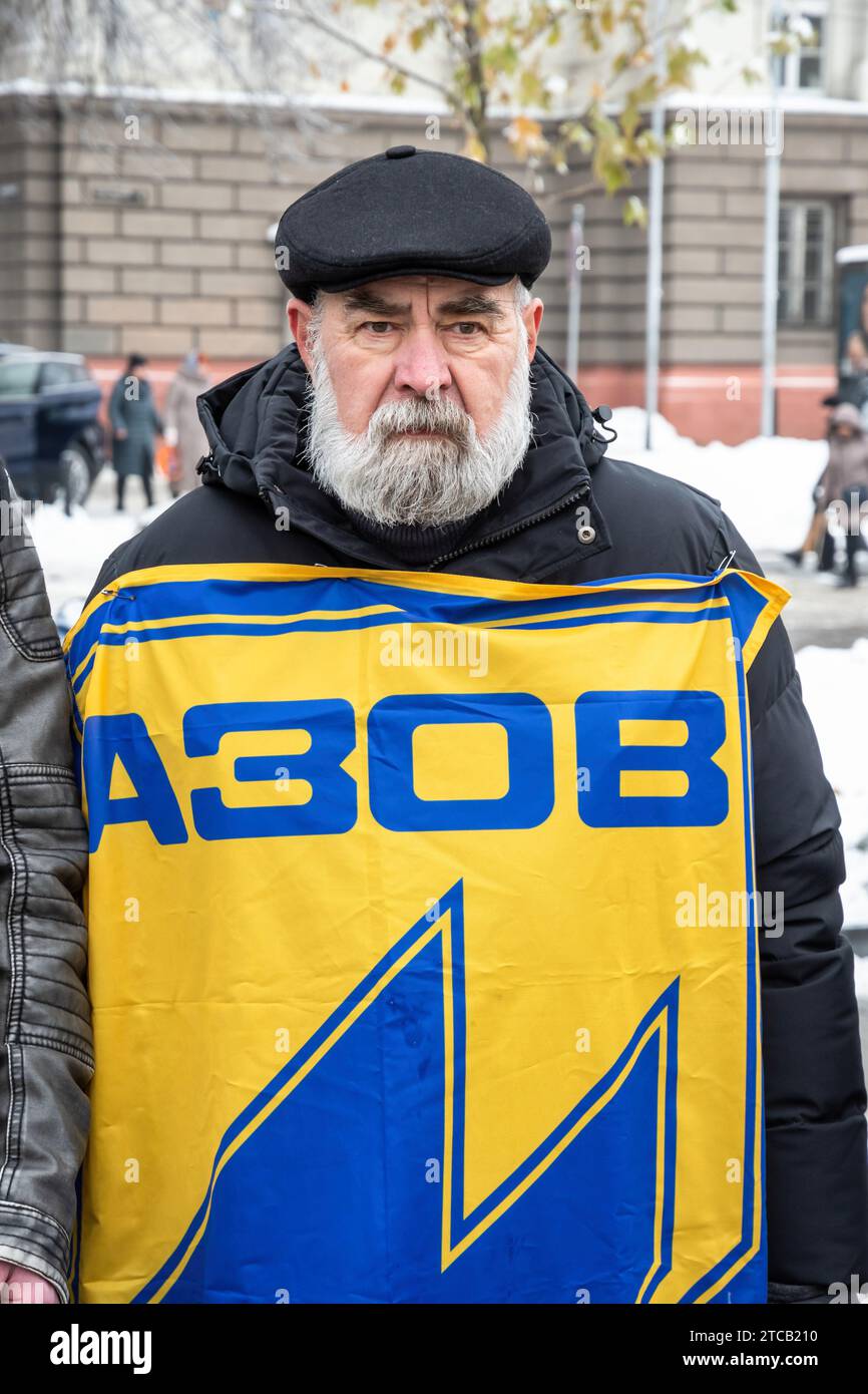 Lviv, Ukraine. 10 décembre 2023. Un homme avec le drapeau du régiment ...