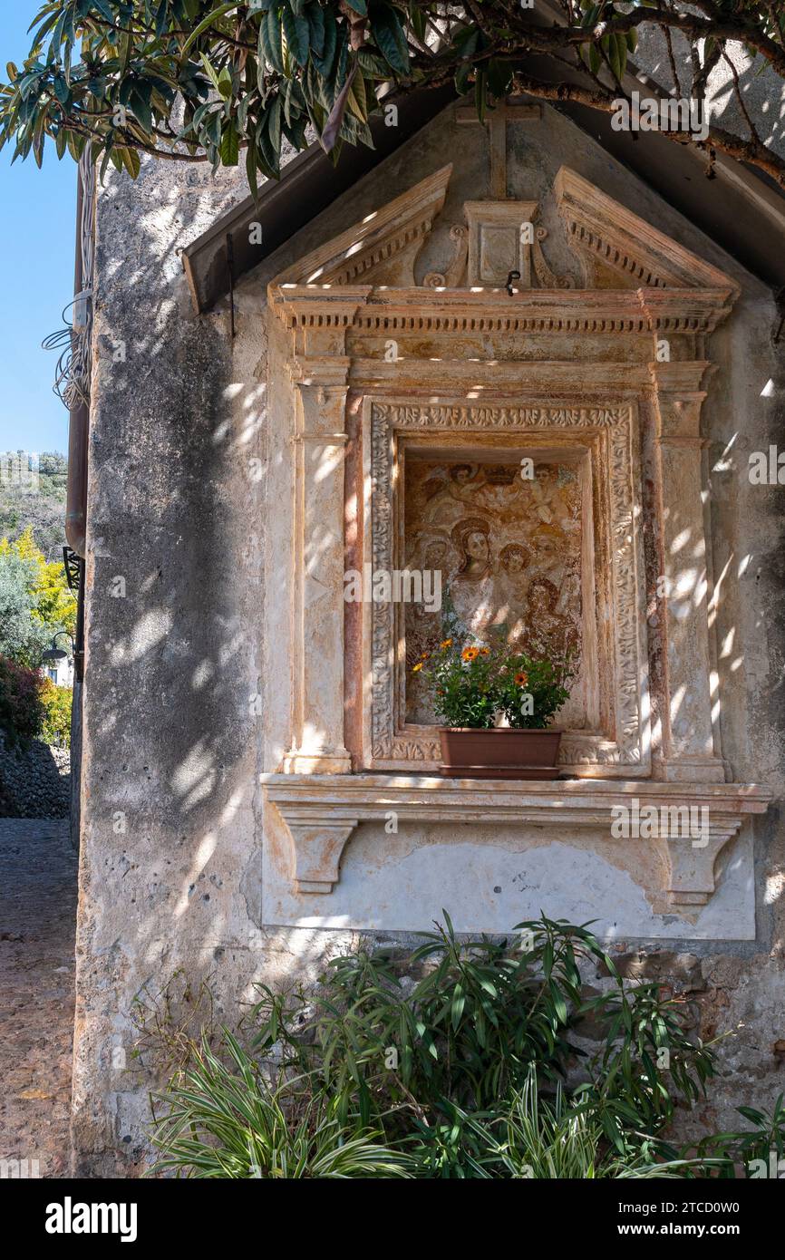 Sanctuaire votif décoré de fresques du 15e siècle dédié à la Sainte ...