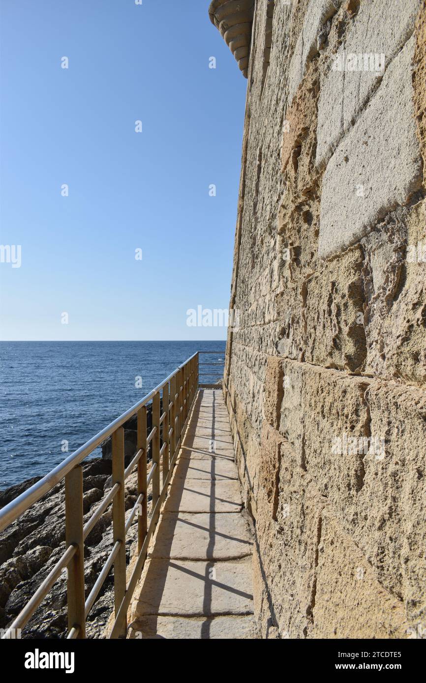 Main courante le long du mur Banque de photographies et d’images à ...