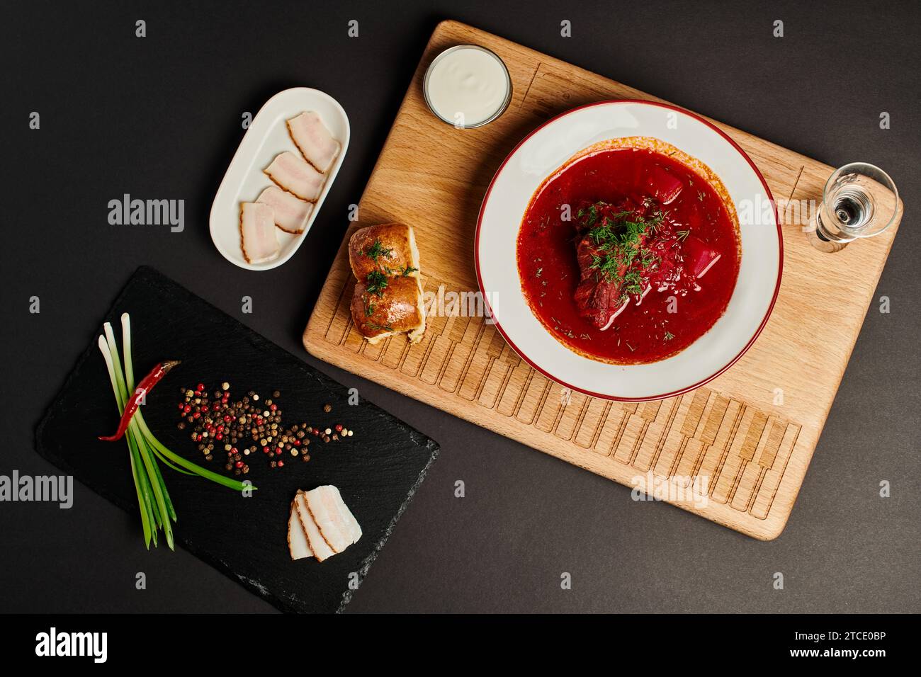 Soupe de borsch ukrainienne fraîche près des petits pains à l'ail ...