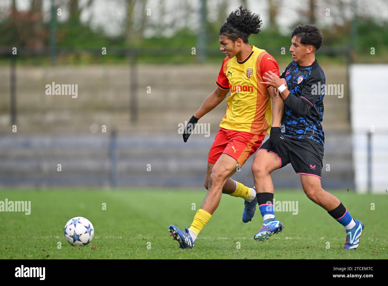 Lens, France. 12 décembre 2023. Ismaelo Ganiou (5) du RC Lens luttant ...