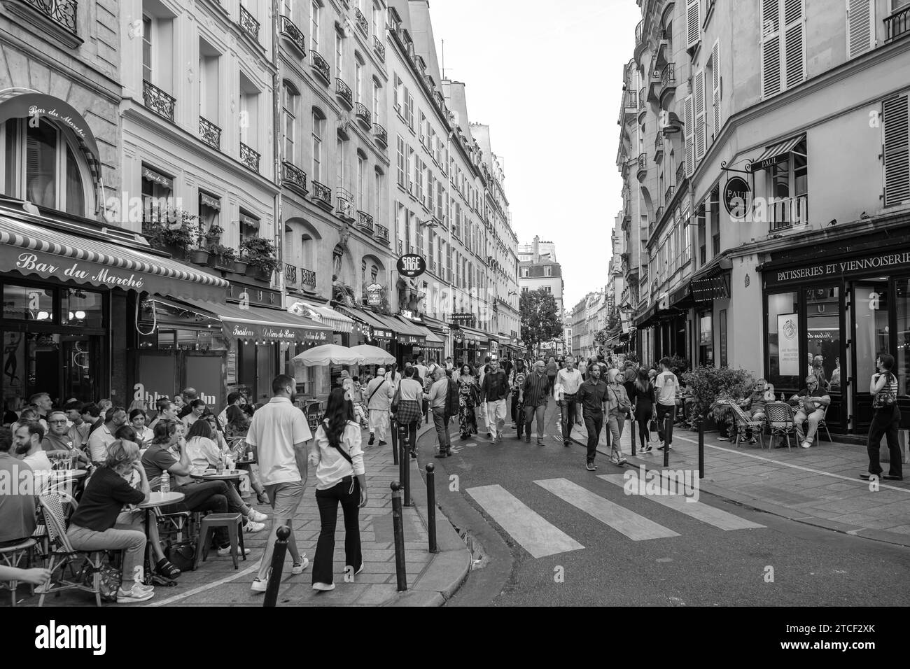 Paris, France - 8 octobre 2023 : les touristes et les Parisiens ...