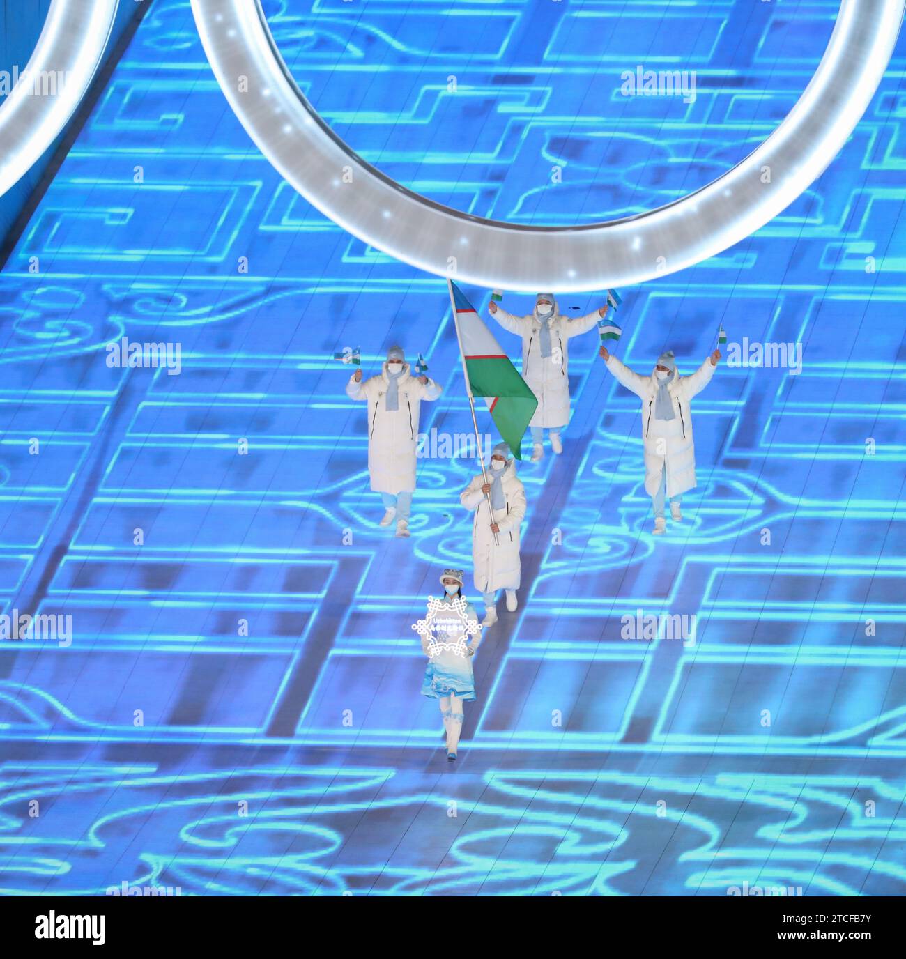 4 FÉVRIER 2022 - Pékin, Chine : Komiljon Tukhtaev est le porte-drapeau de l'équipe Ouzbékistan ...