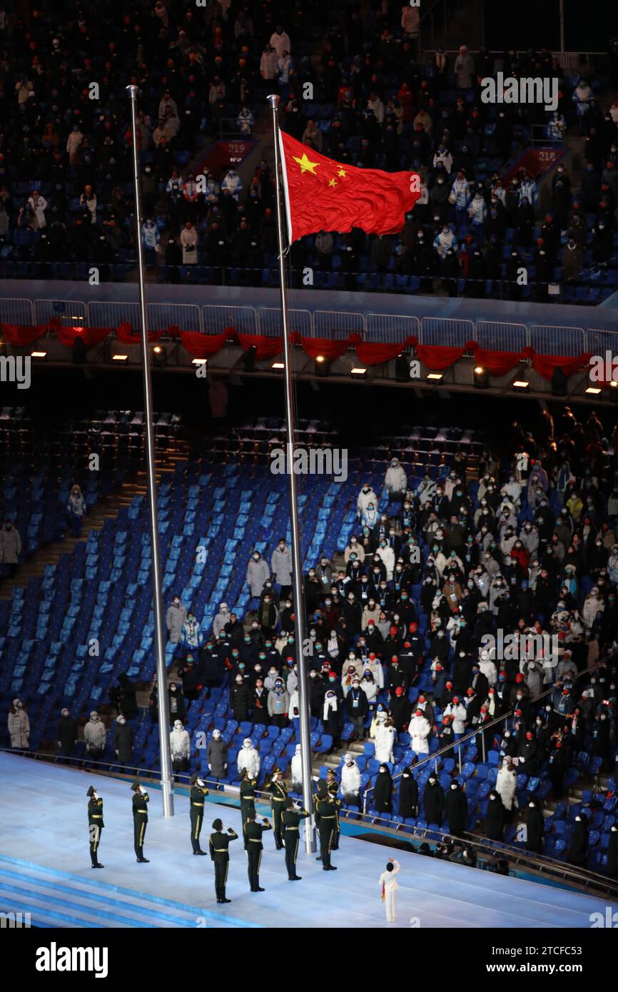 4 FÉVRIER 2022 - Pékin, Chine : le drapeau national de la Chine est transmis à 8 soldats de la ...