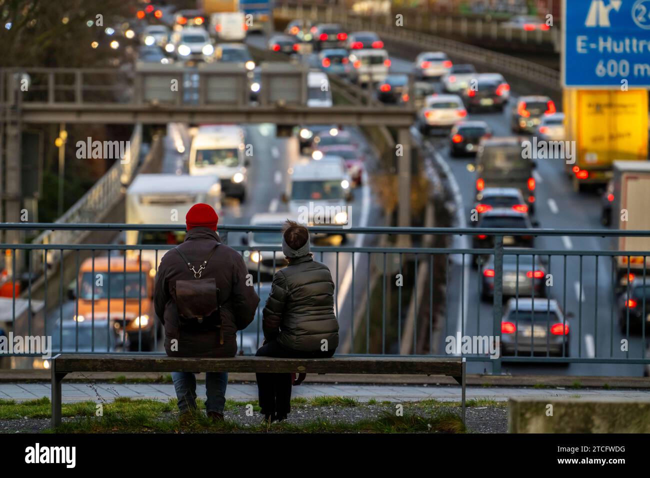 Verkehrsstau auf der Autobahn A40, Stadttdurchfahrt, Anschlussstelle ...
