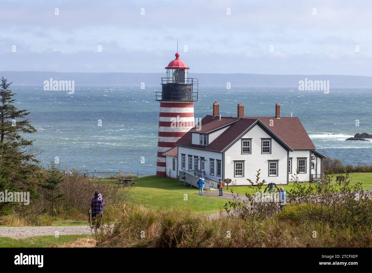 Le phare de West Quoddy Head, dans le parc d'État de Quoddy Head, à ...