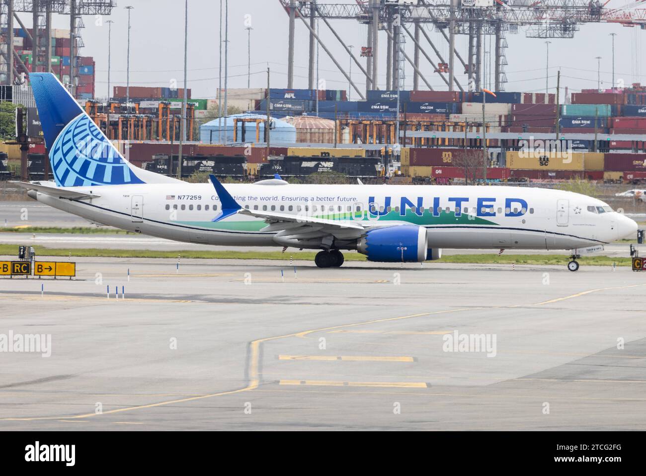 Die Boeing 737 MAX 8 B38M mit der Sonderlackierung Sustainable Aviation ...