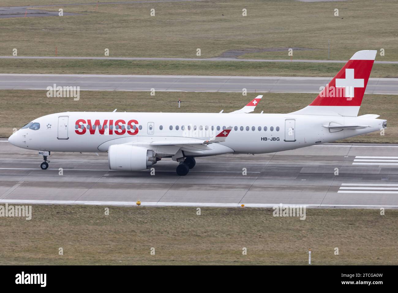 Der Airbus A220-100 BCS1 der Fluglinie Swiss LX / SWR mit der ...