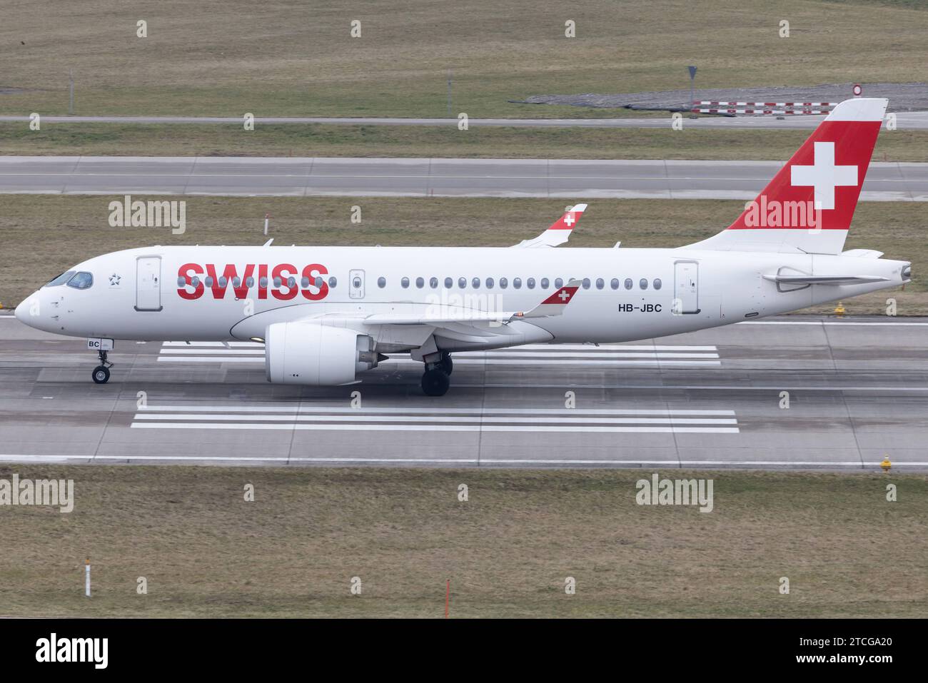 Der Airbus A220-100 BCS1 der Fluglinie Swiss LX / SWR mit der ...