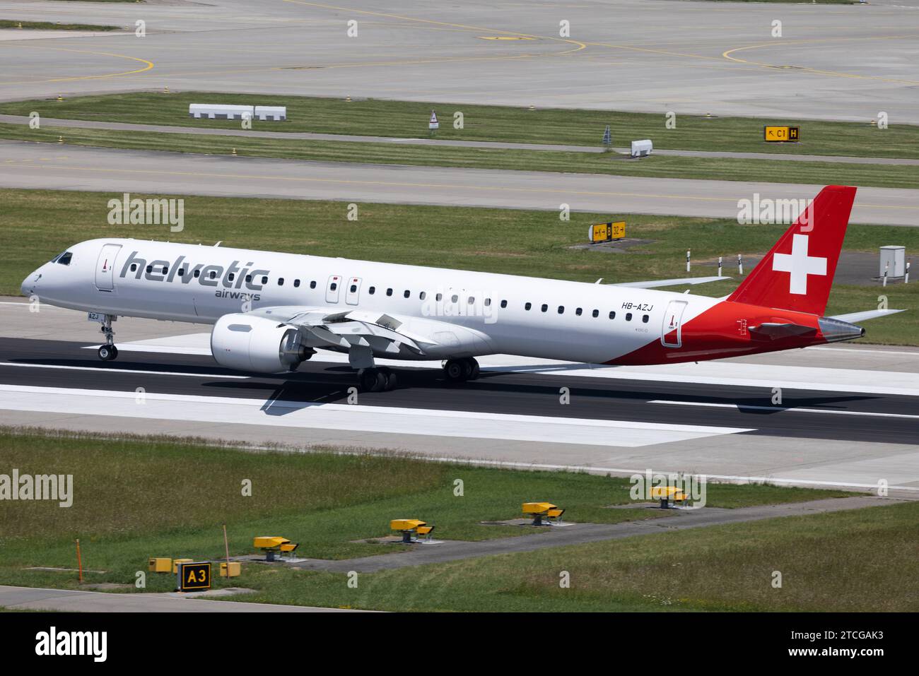 Die Embraer E195-E2 E295 der Fluglinie Helvetic Airways 2L / OAW mit ...