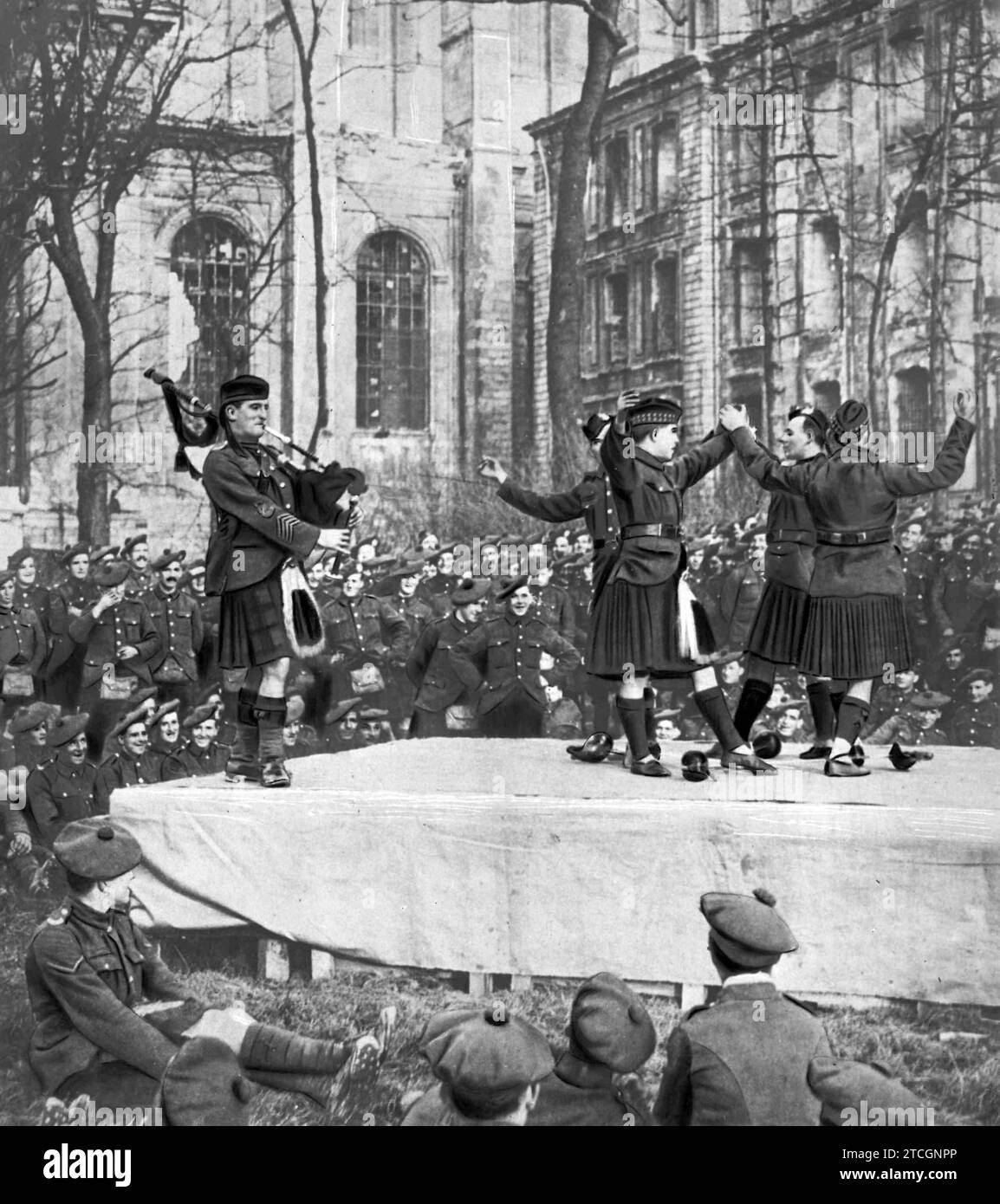 02/28/1918. Dans une pause du combat. Soldats écossais dansant devant ...