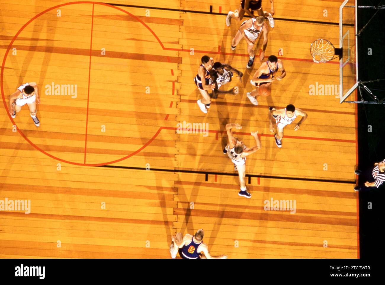 NEW YORK, NY - JANVIER 8 : Harry Gallatin #11 et Walter Dukes #6 des ...