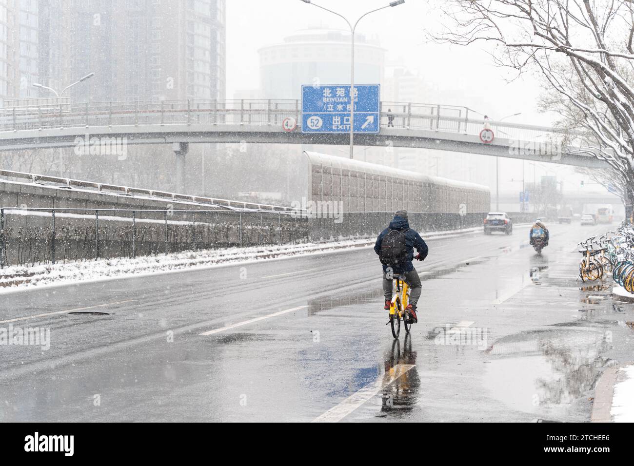 Pékin, Chine. 13 décembre 2023. Les gens de Pékin dans une tempête de ...