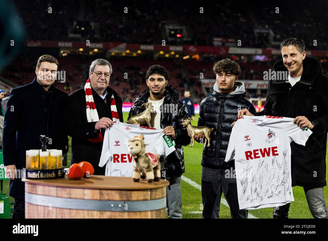 Lukas Berg (Leiter Nachwuchszentrum 1. FC K?ln), Dr Werner Wolf (Pr?sident 1. FC K?ln), die U17 ...