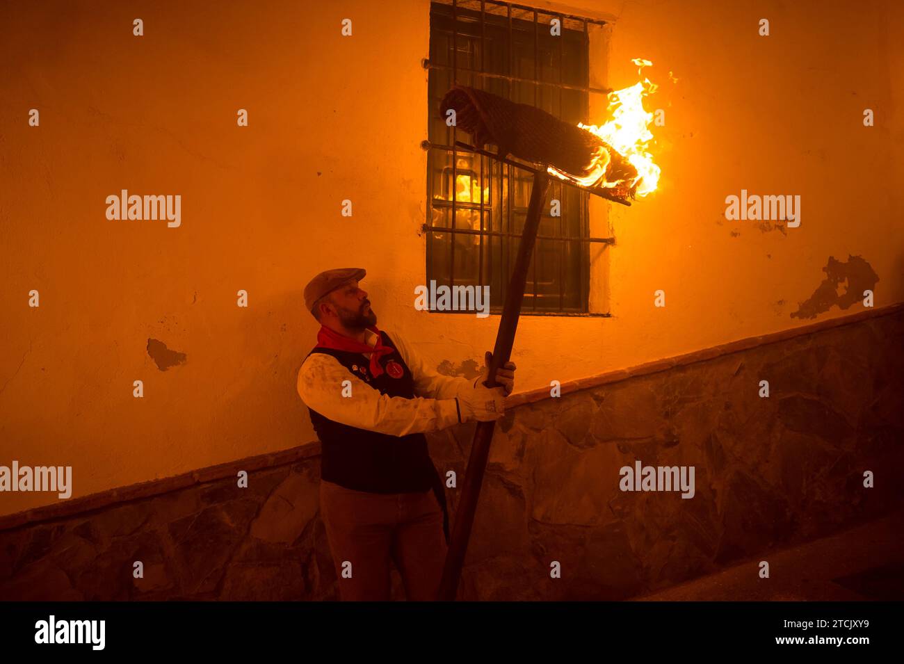 Un villageois tient une torche alors qu'il participe à la célébration ...