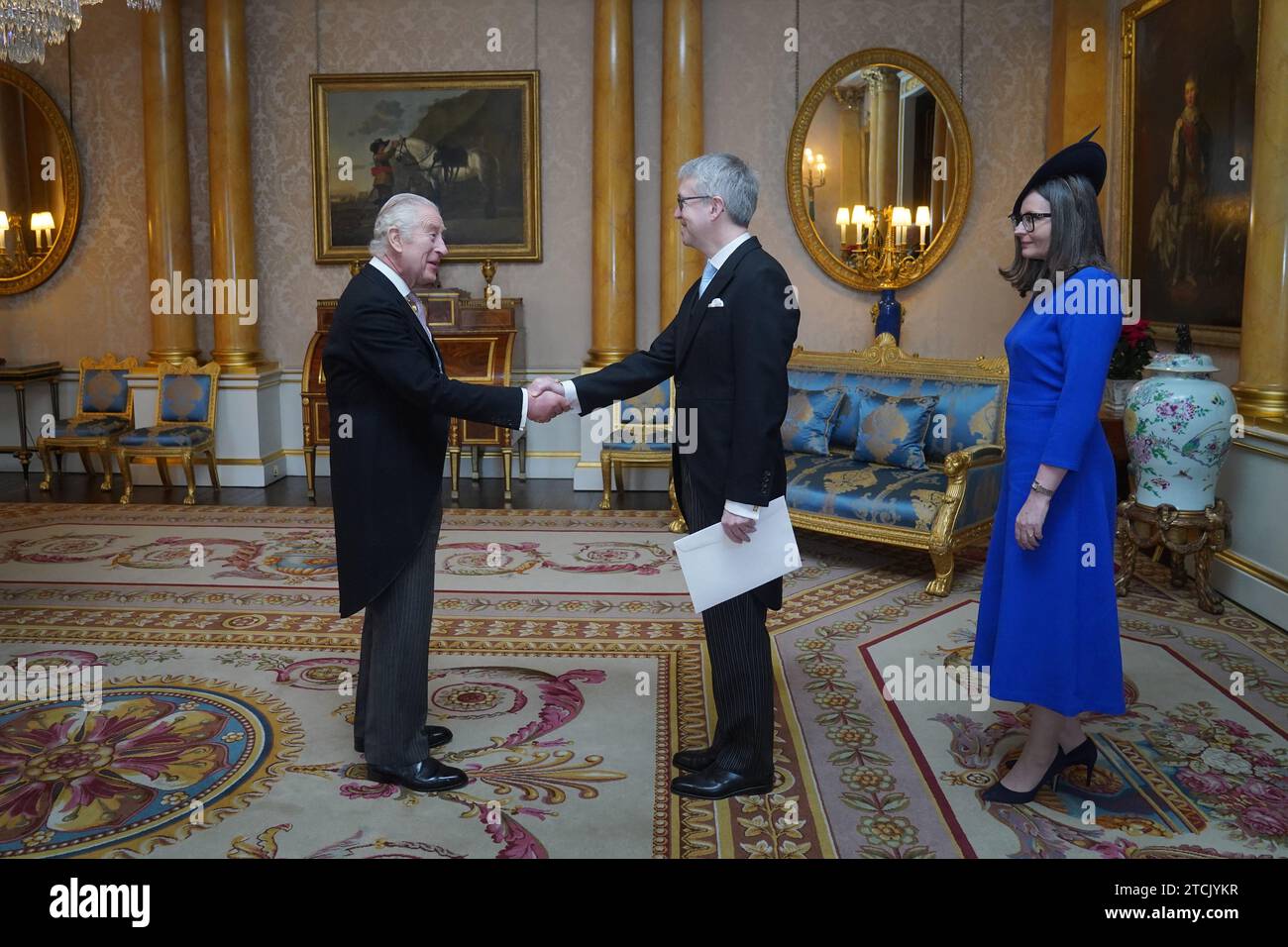 L’ambassadeur de Suède, Stefan Gullgren, accompagné d’Alla Logova ...