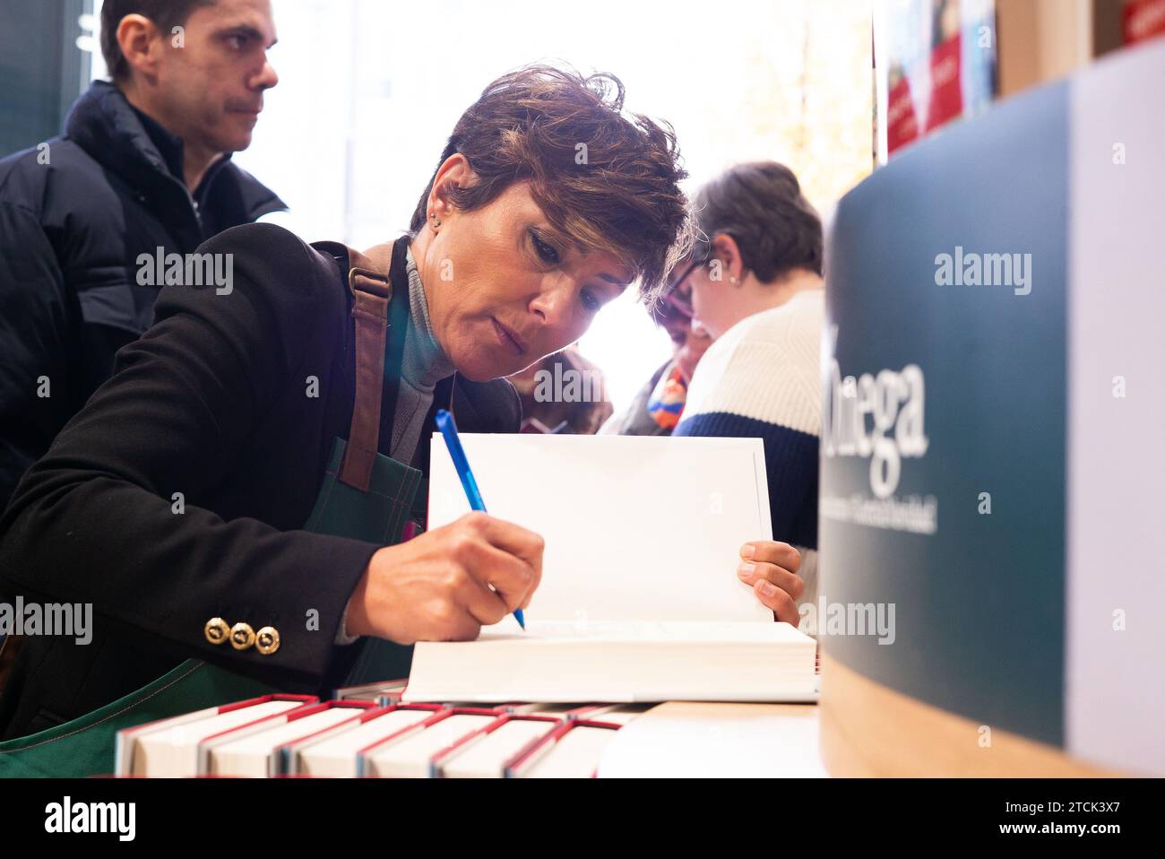 L'écrivain Sonsoles Onega lors de la signature du livre à la Maison du ...