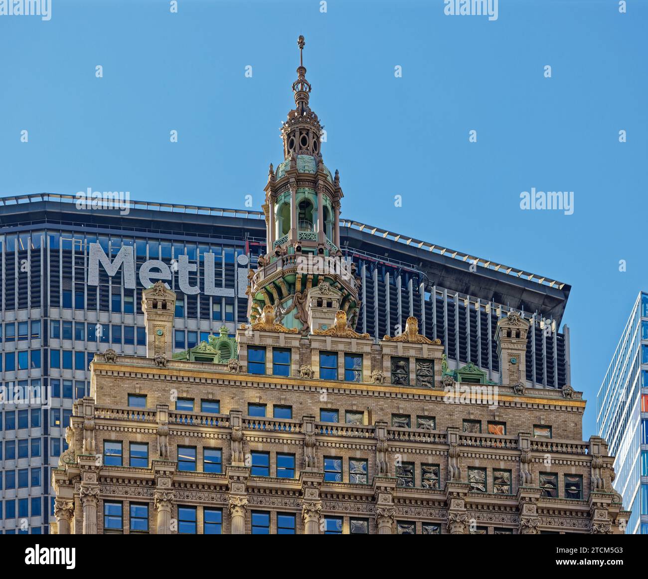 La couronne du Landmark Helmsley Building, un toit pyramidal en cuivre ...