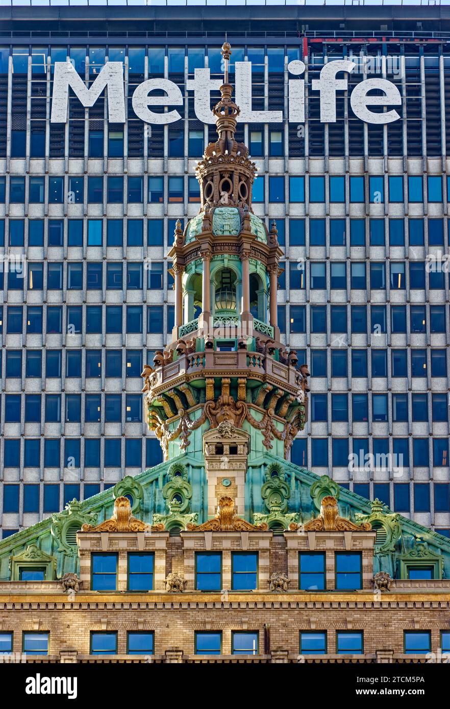 La couronne du Landmark Helmsley Building, un toit pyramidal en cuivre ...