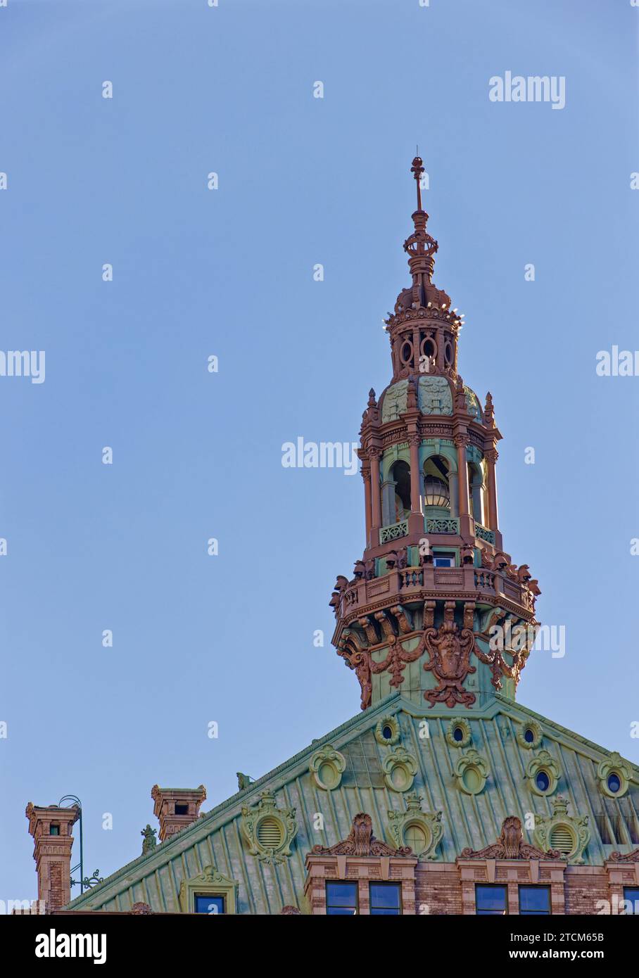 La couronne du Helmsley Building, un toit pyramidal en cuivre vert et ...