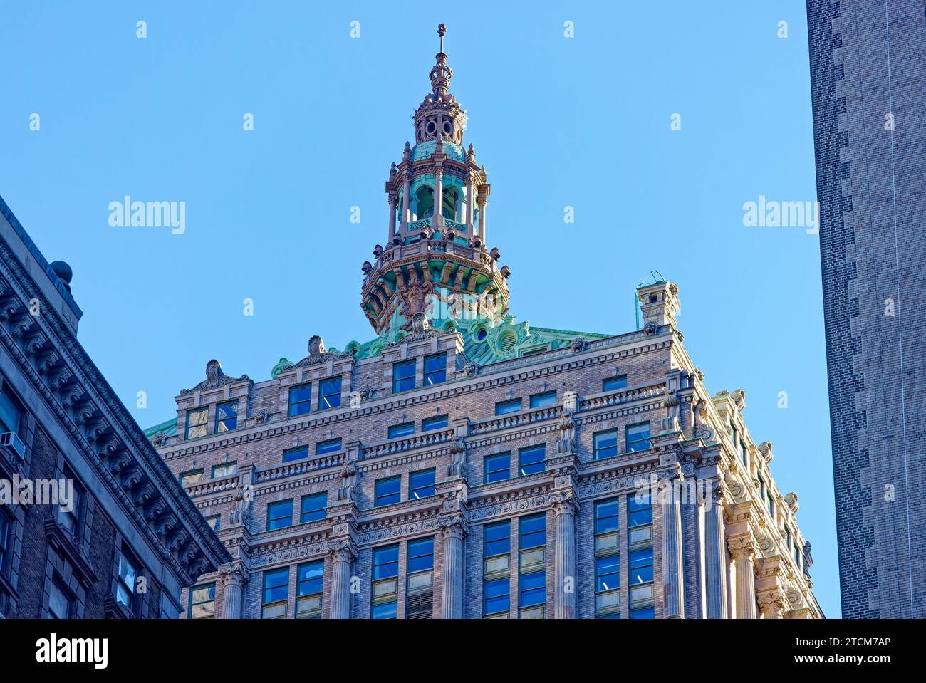 La couronne du Helmsley Building, un toit pyramidal en cuivre vert et ...