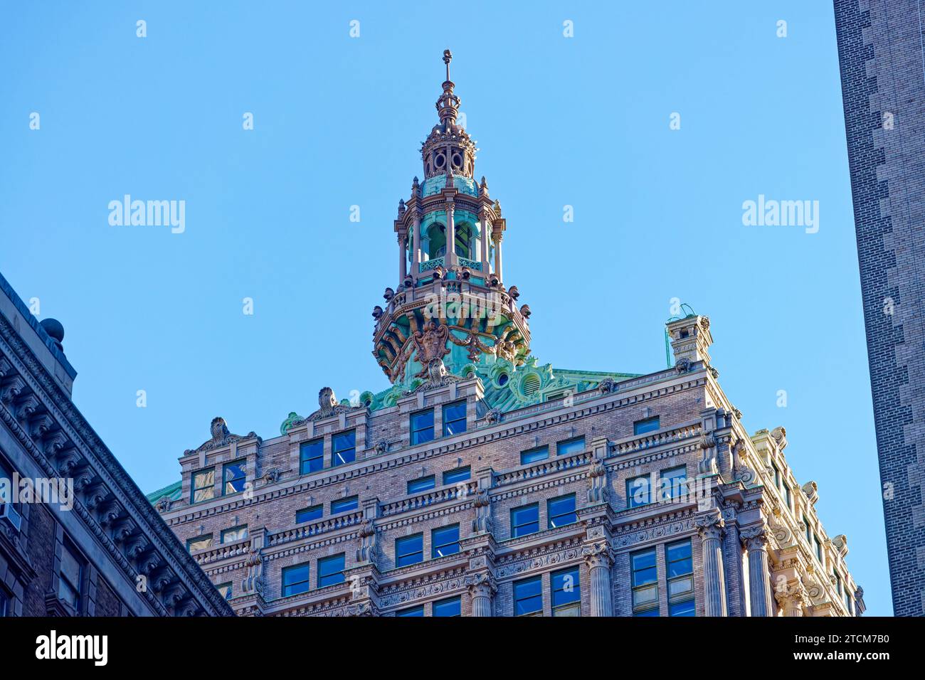 La couronne du Helmsley Building, un toit pyramidal en cuivre vert et ...