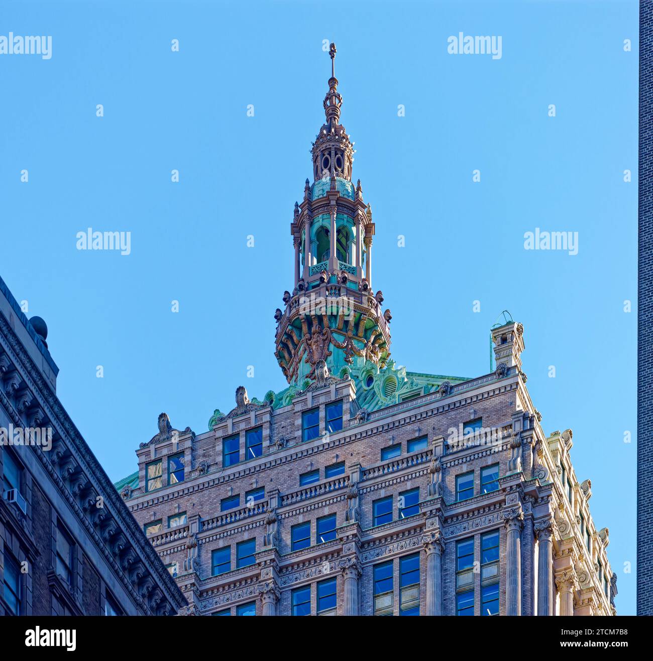 La couronne du Helmsley Building, un toit pyramidal en cuivre vert et ...