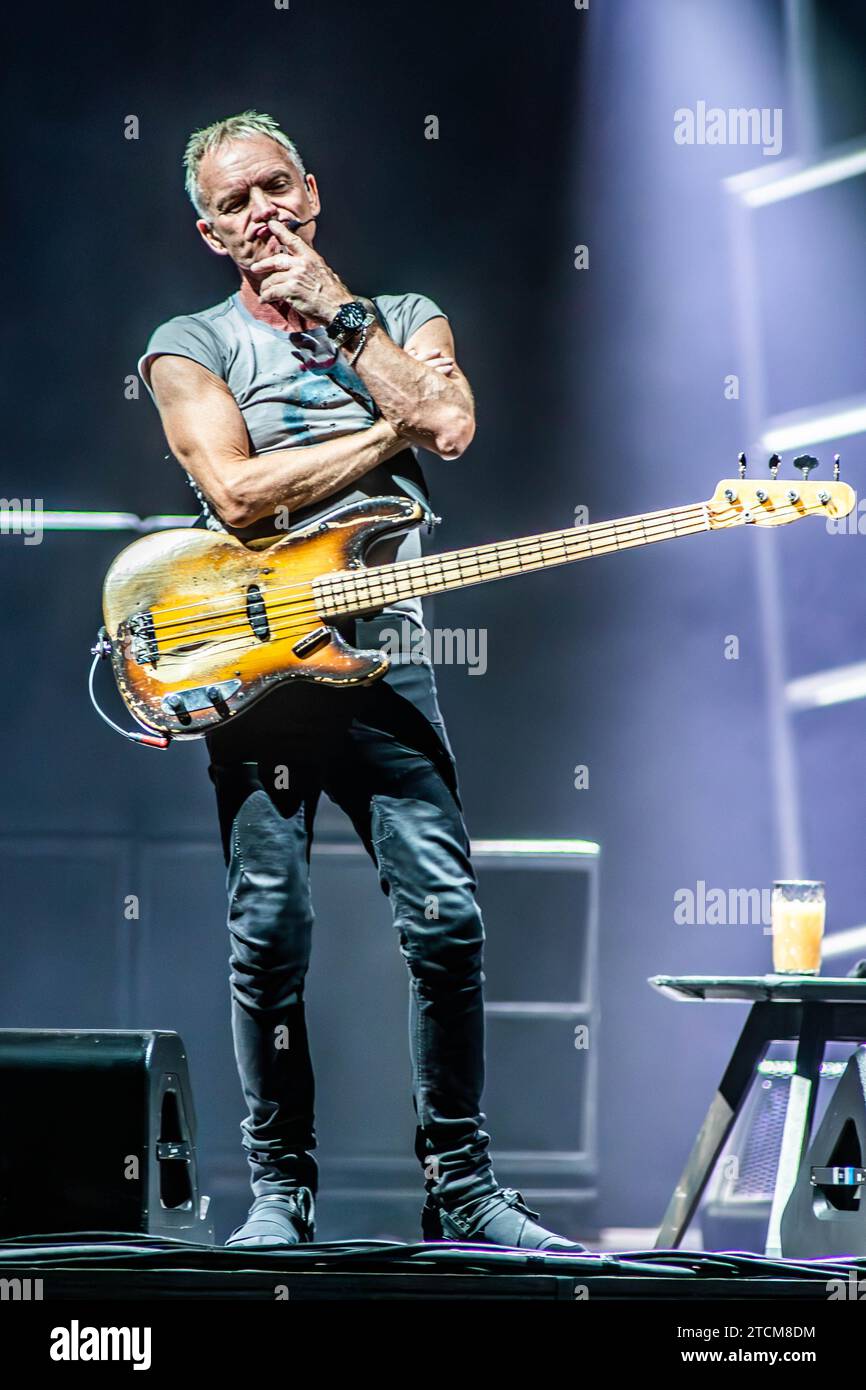 Milan Italie. 11 décembre 2023. L'auteur-compositeur-interprète et ...