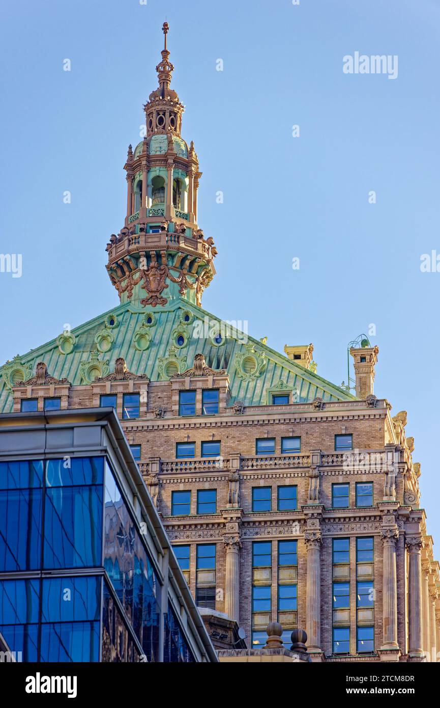 La couronne du Helmsley Building, un toit pyramidal en cuivre vert et ...