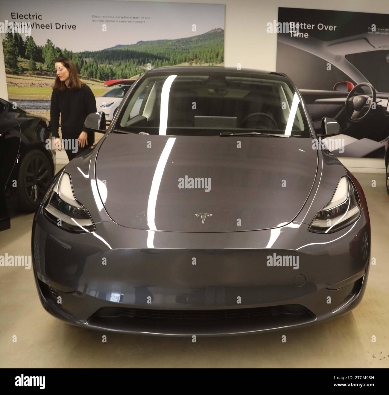 New York, New York, États-Unis. 13 décembre 2023. Tesla Model y dans la ...