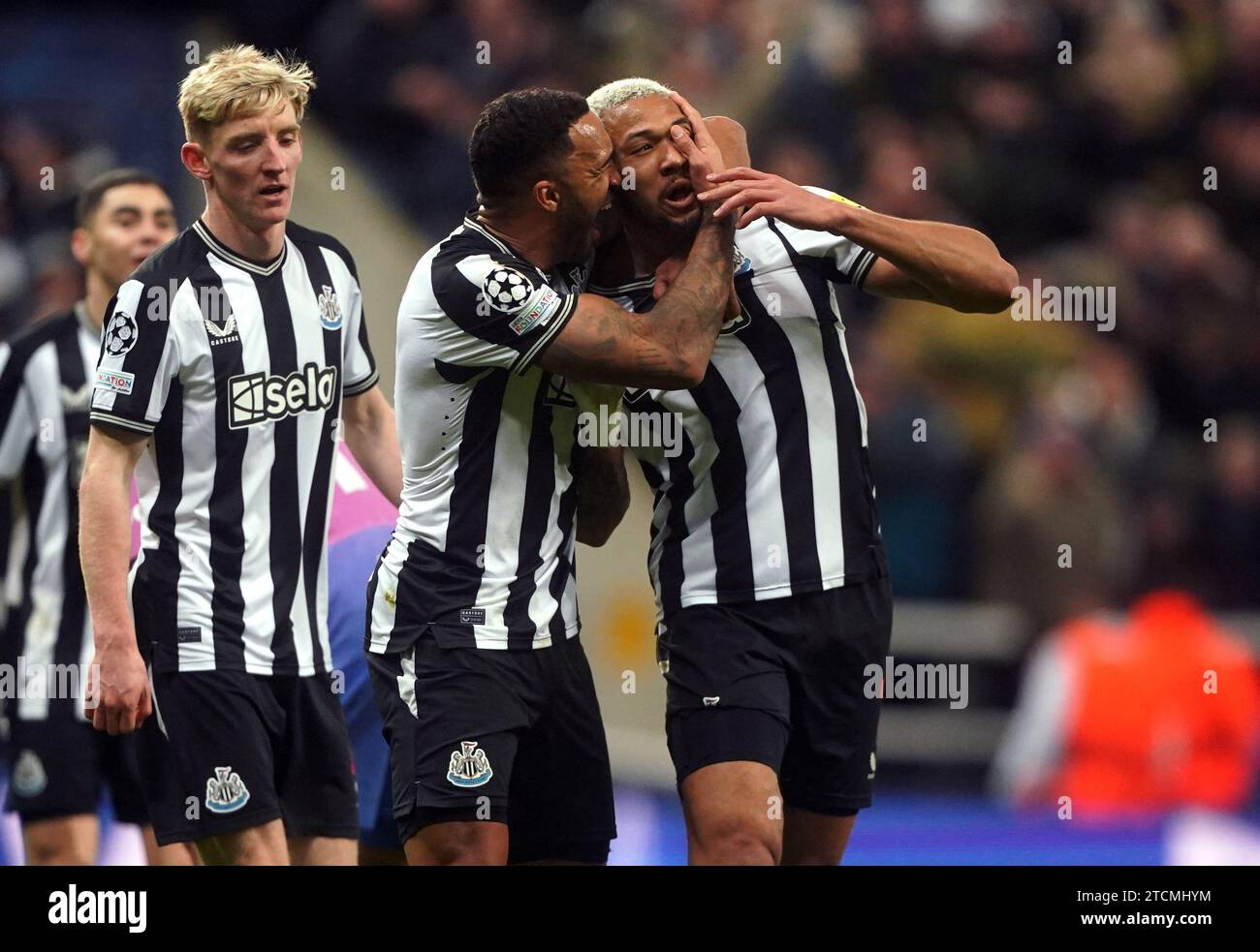 Joelinton de Newcastle United célèbre avoir marqué le but d'ouverture ...